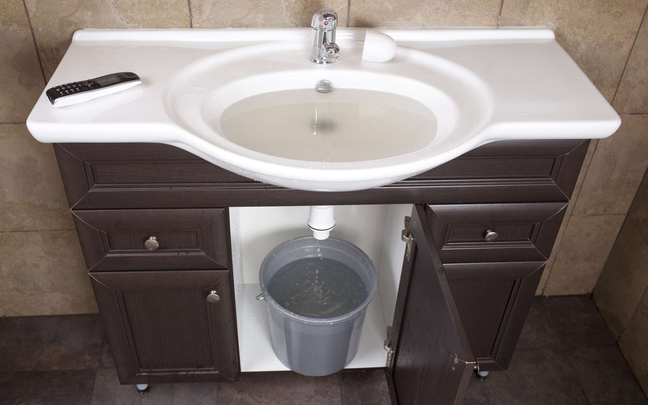Lavandino del bagno intasato